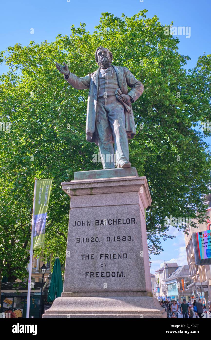 Bronze statue cardiff hi-res stock photography and images - Alamy