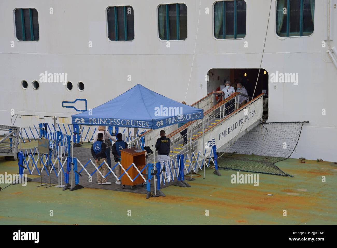 Passengers getting off cruise ship hi-res stock photography and images ...