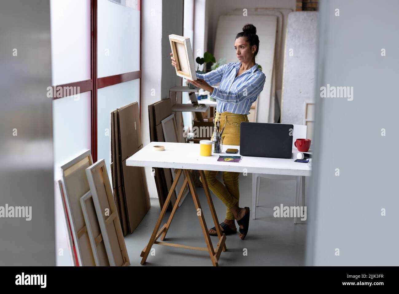 Artist holding painting hi-res stock photography and images - Alamy