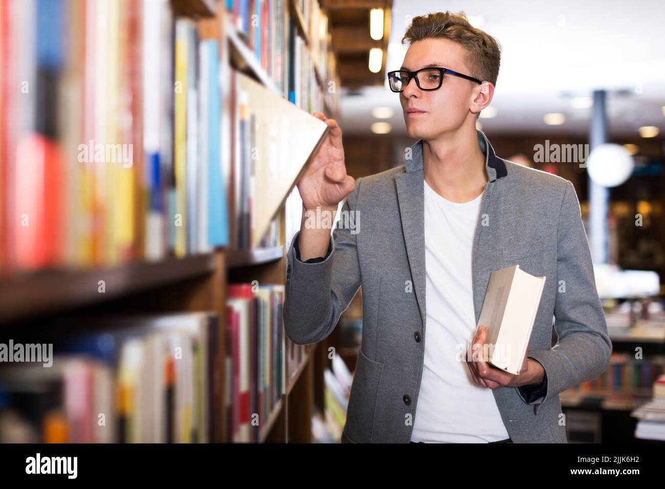 Guy looking interesting books hi-res stock photography and images - Alamy