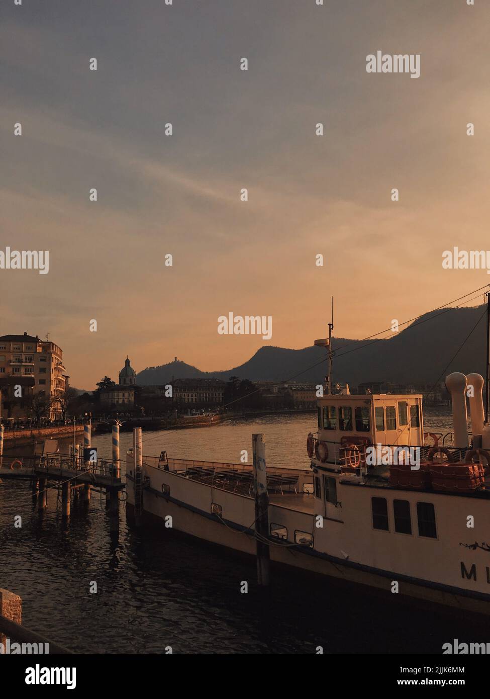 Lake como ship hi-res stock photography and images - Alamy
