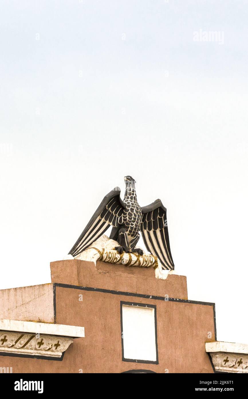 Stone eagle sculpture spread hi-res stock photography and images - Alamy
