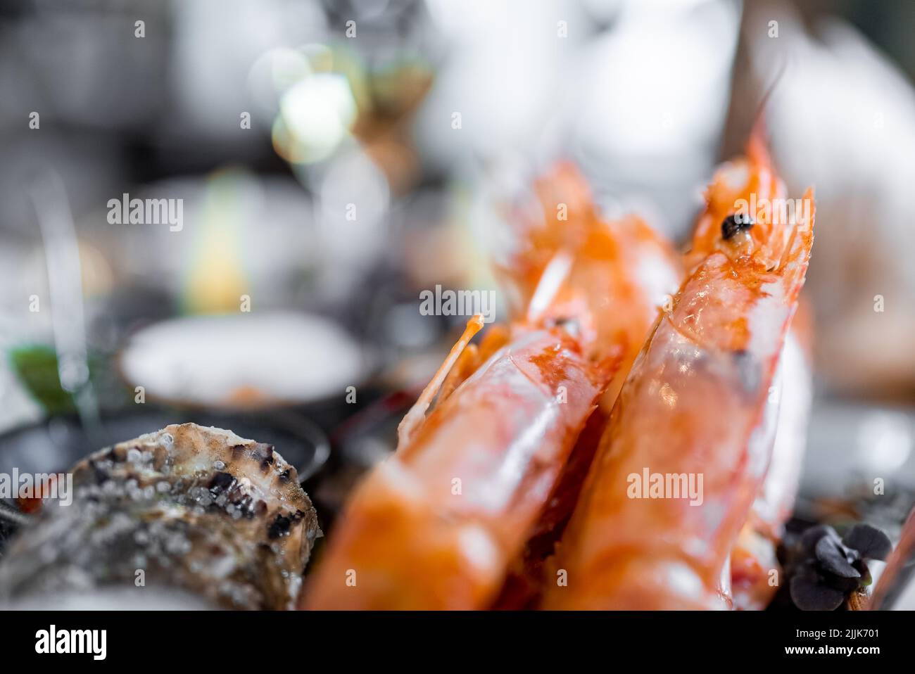 Traditional fried black tiger prawn with garlic bread Stock Photo - Alamy