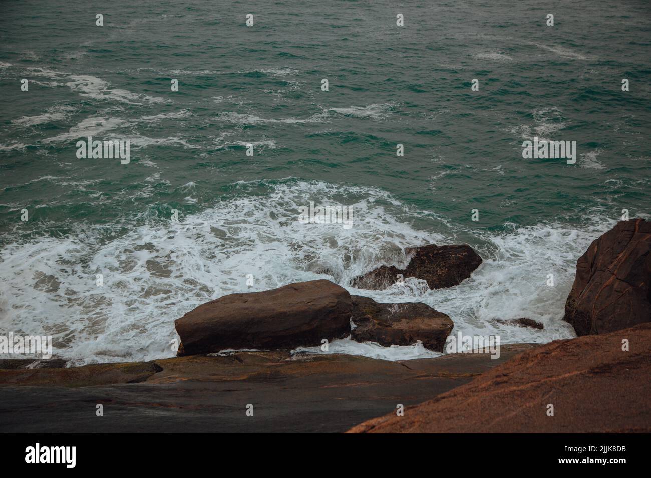 Wave hitting stone hi-res stock photography and images - Alamy