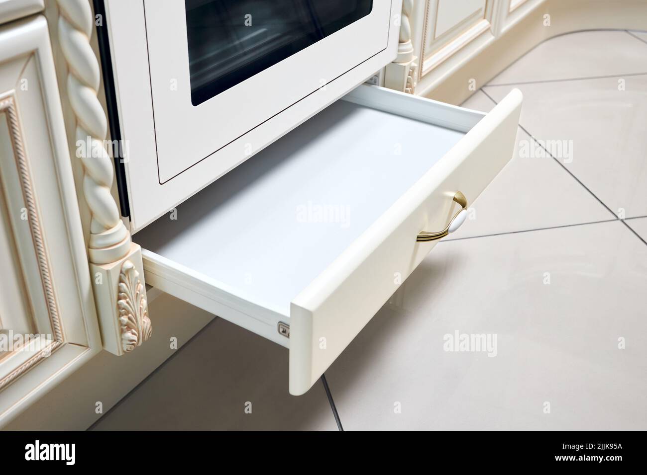 Empty oven rack hi-res stock photography and images - Alamy