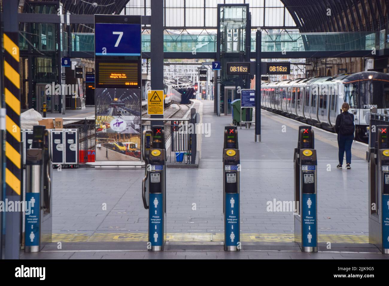Kings cross station concourse empty hi-res stock photography and images ...