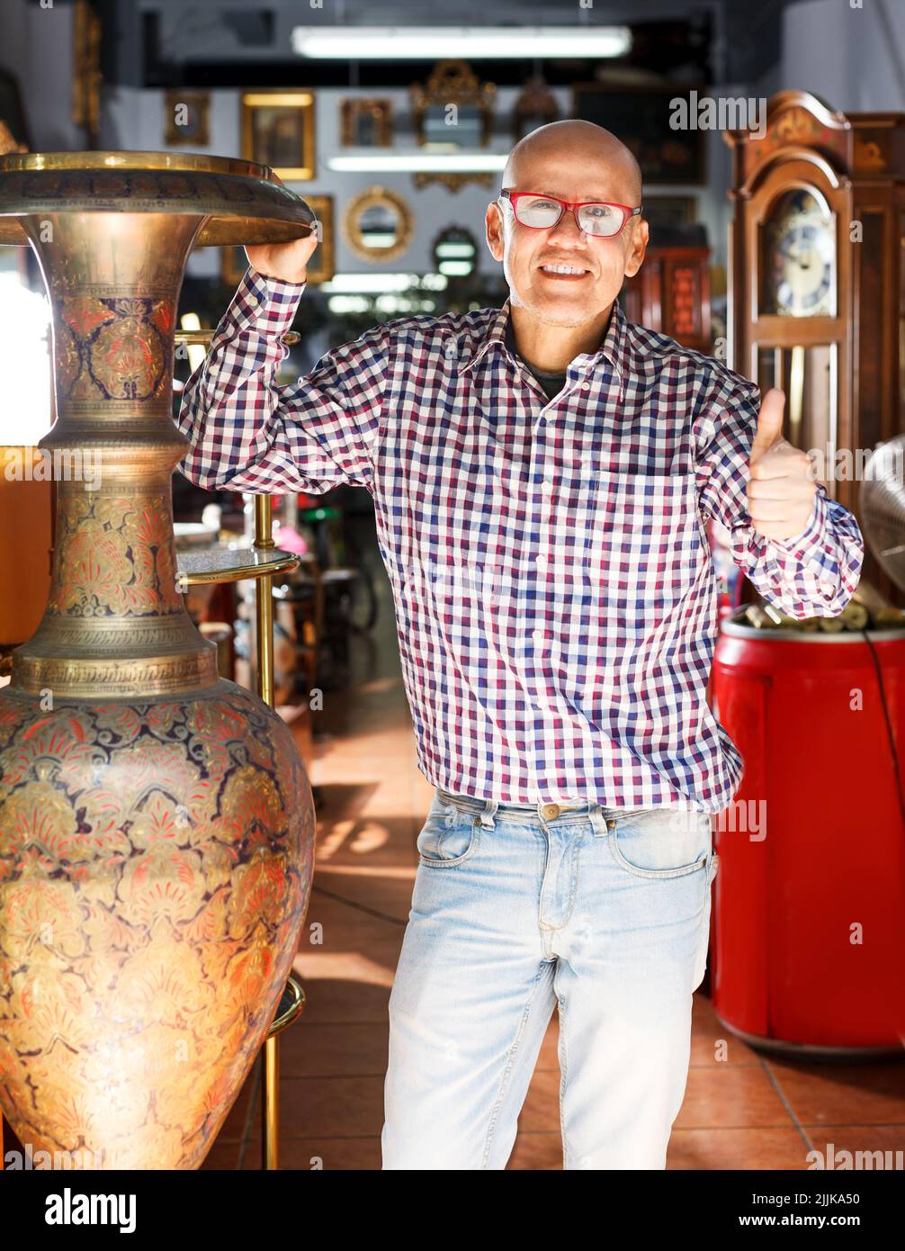 Appraising antique hi-res stock photography and images - Alamy