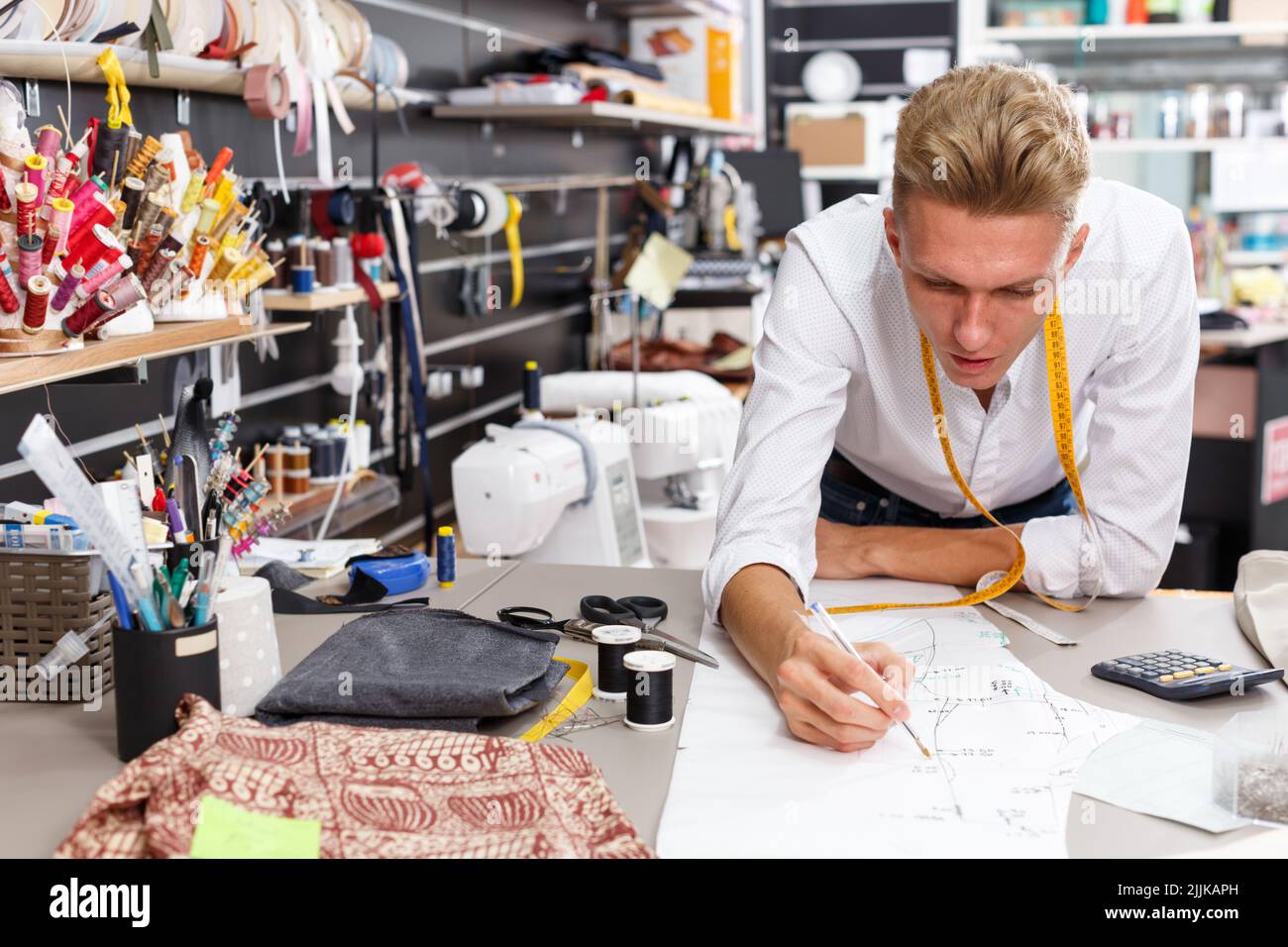 Tailor pattern hi-res stock photography and images - Alamy