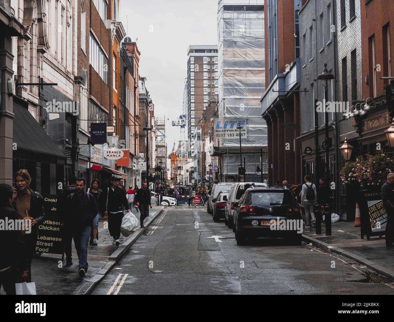 Busy street in london hi-res stock photography and images - Alamy