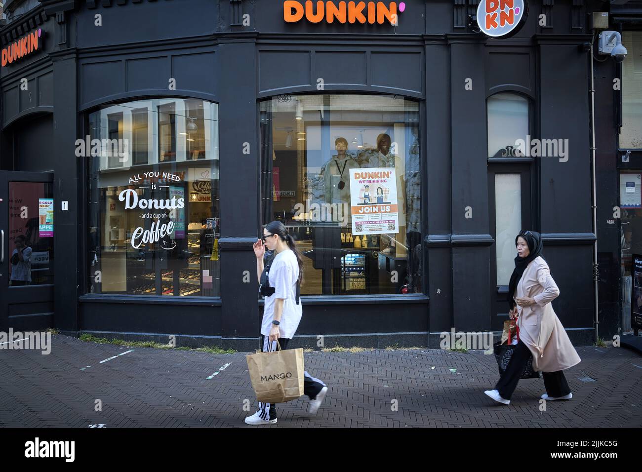2022-07-27 10:47:42 THE HAGUE - A shop has put up a poster to recruit ...