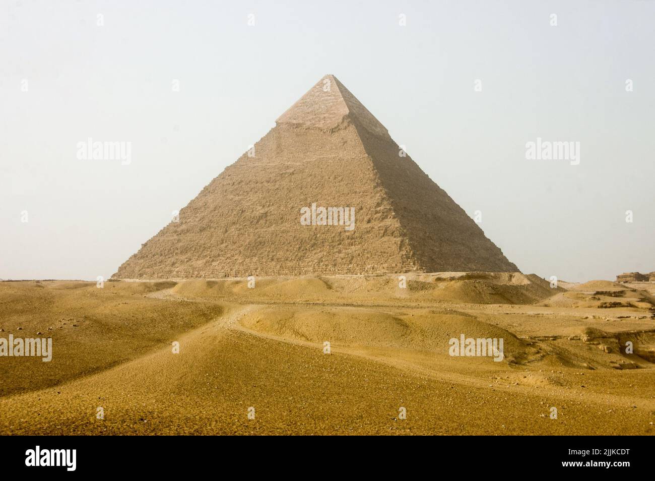 Ancient egyptian pyramid building hi-res stock photography and images ...
