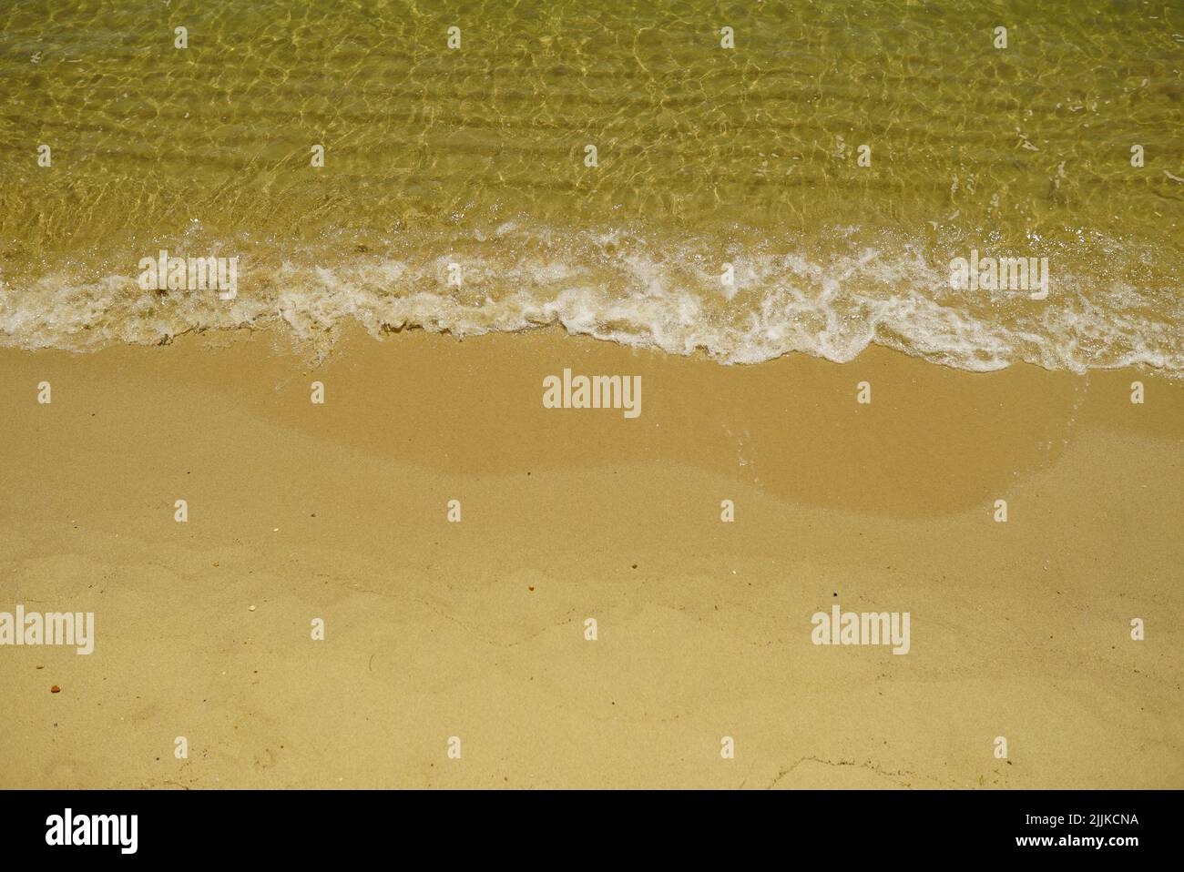 Waves splashing beach hi-res stock photography and images - Alamy