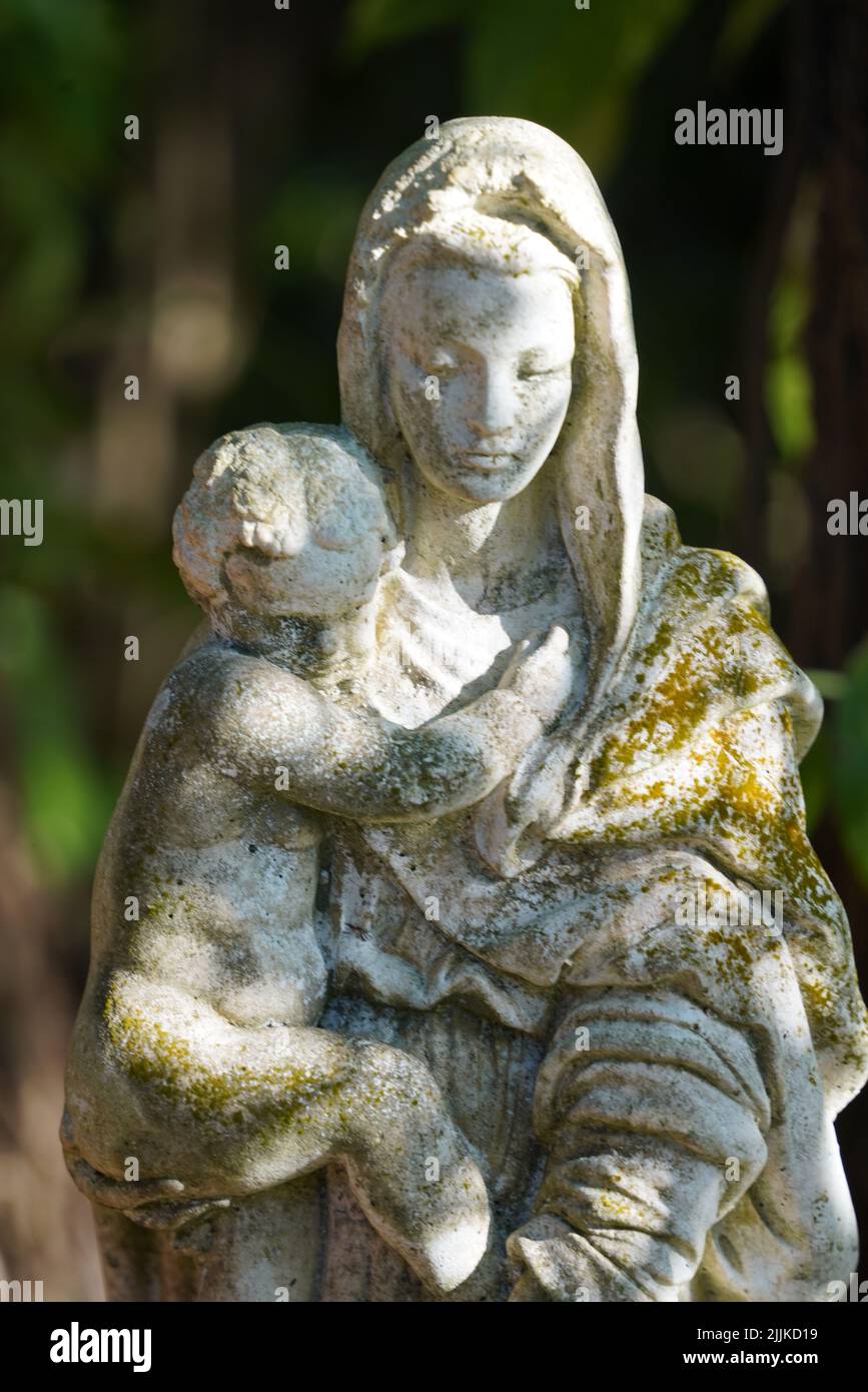 Moss covered statue hi-res stock photography and images - Alamy