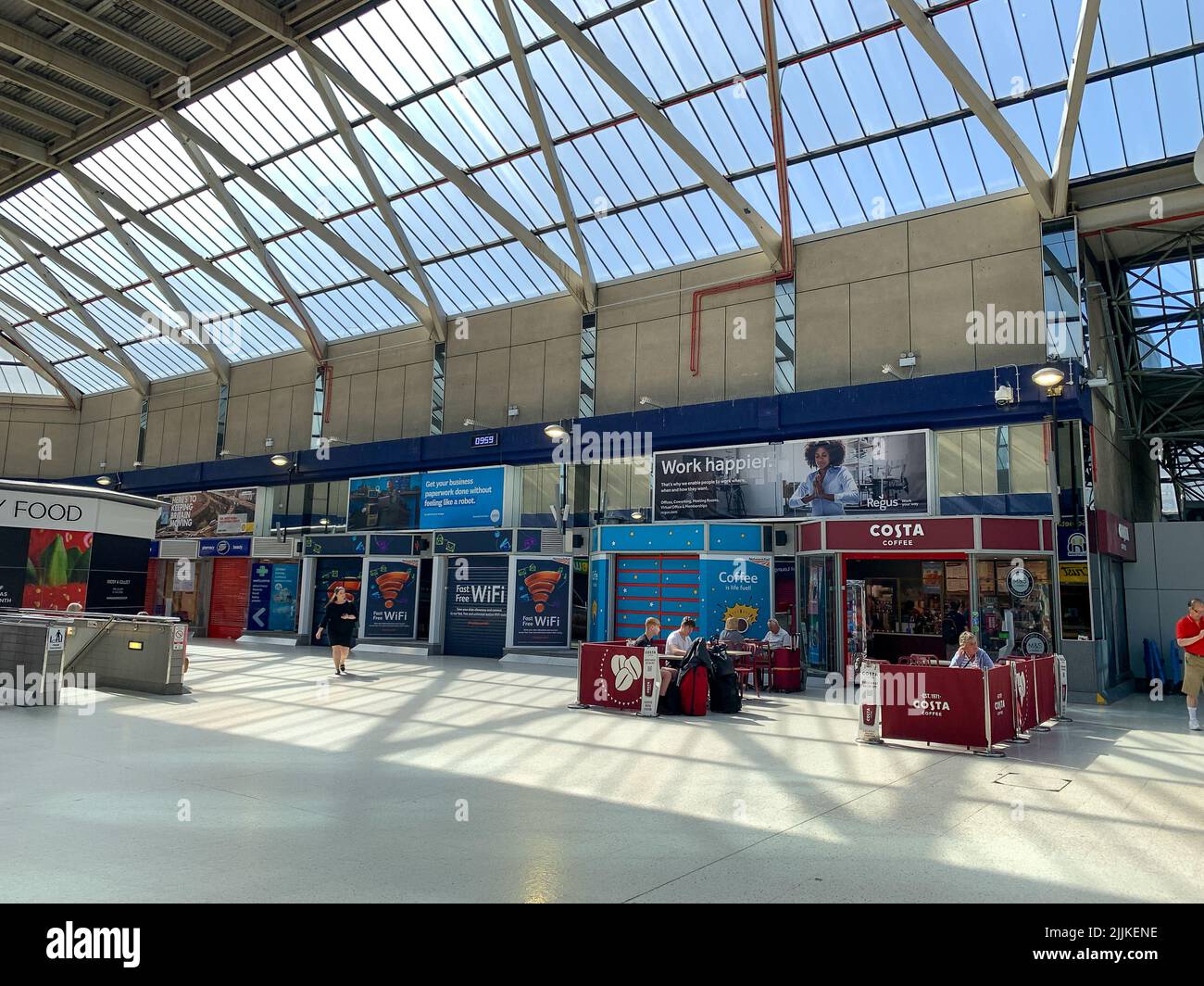 Reading, Berkshire, UK. 24th July, 2022. Inside Reading Railway Station ...