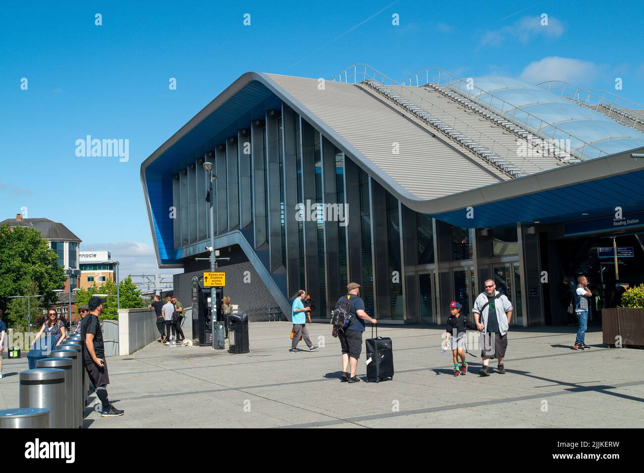 Reading, Berkshire, UK. 24th July, 2022. Outside Reading Railway ...