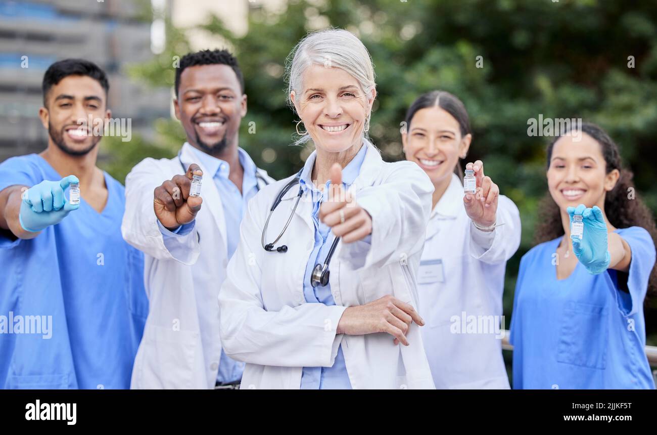 Group of doctors standing hi-res stock photography and images - Alamy