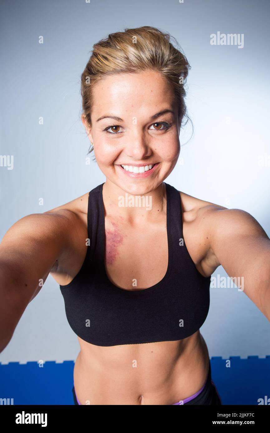 Fitness model portrait female hi-res stock photography and images - Alamy
