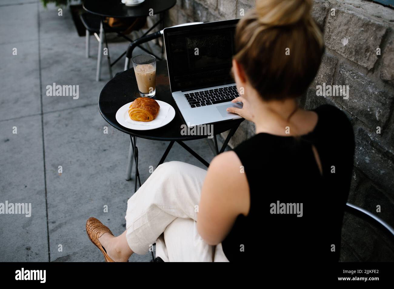 Working remotely outdoors hi-res stock photography and images - Alamy
