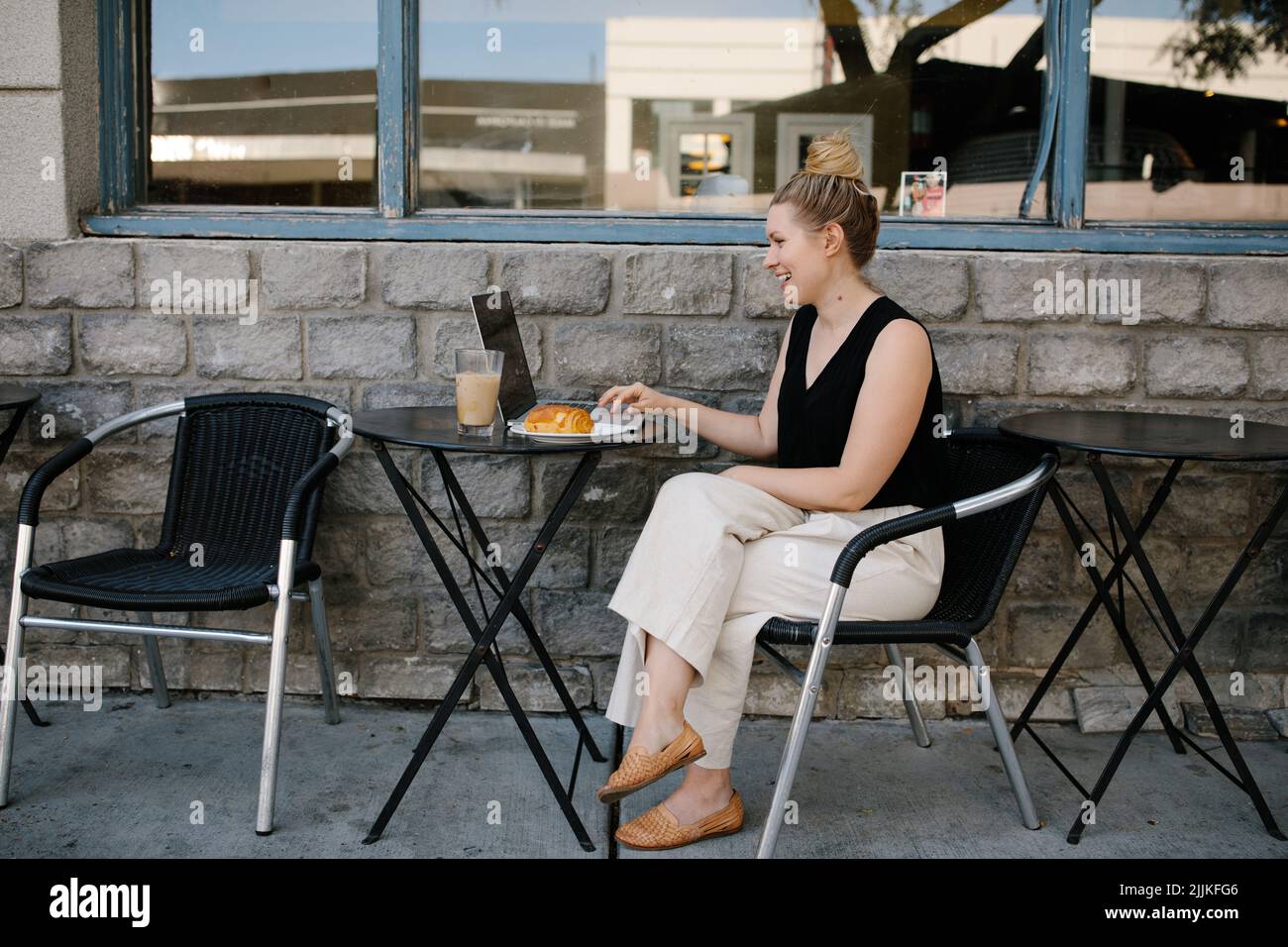 Working remotely outdoors hi-res stock photography and images - Alamy