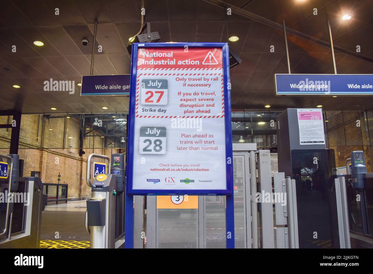 Kings cross station sign platform train london england hi-res stock ...