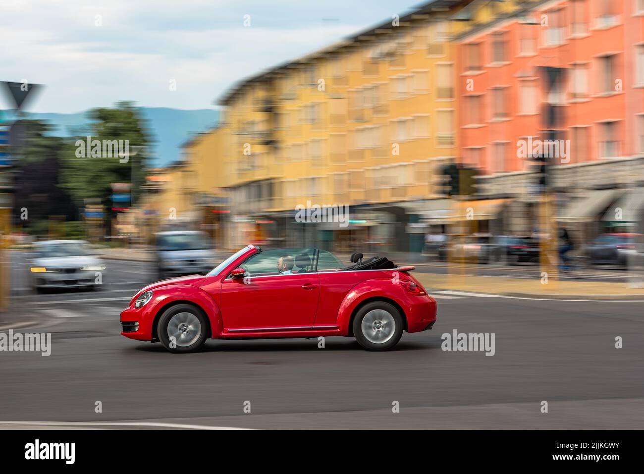 Car driving fast hi-res stock photography and images - Alamy