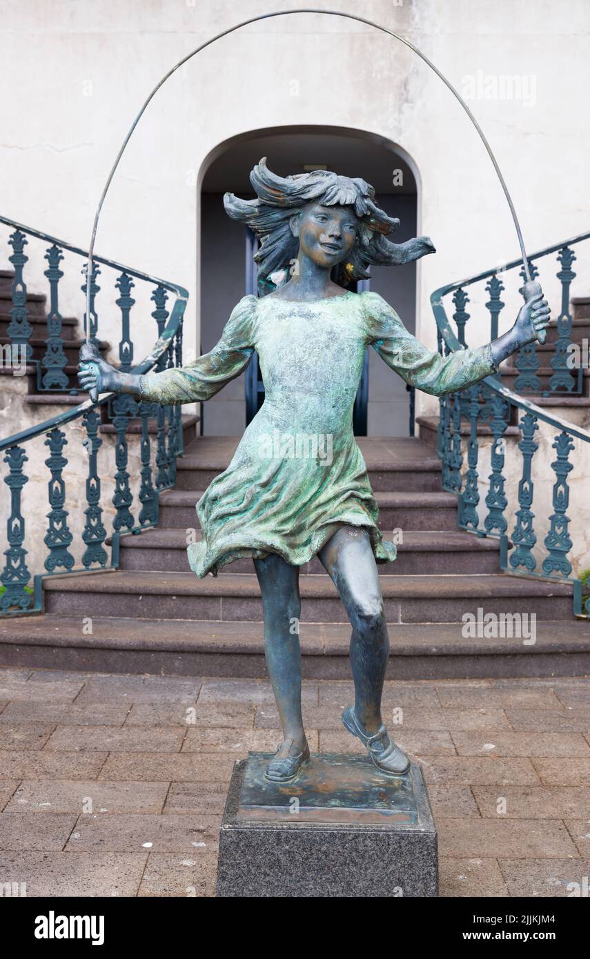 Girl skipping bronze statue hi-res stock photography and images - Alamy