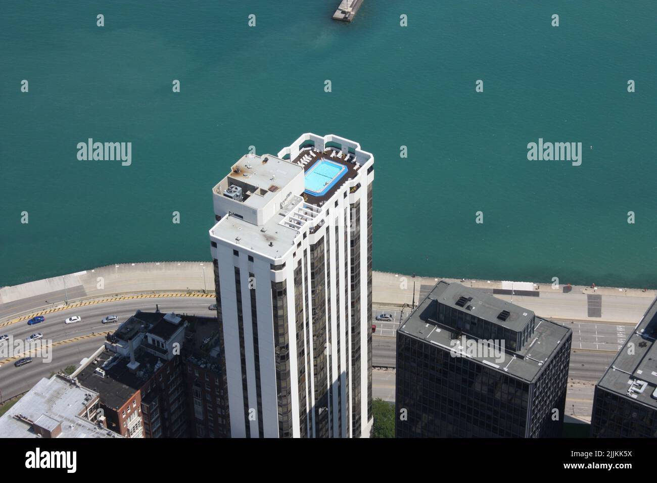 A bird's eye view of a swimming pool on top of a skyscraper in Chicago ...