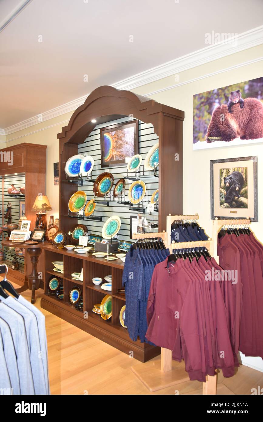 Mammoth hot springs gift shop hi-res stock photography and images - Alamy