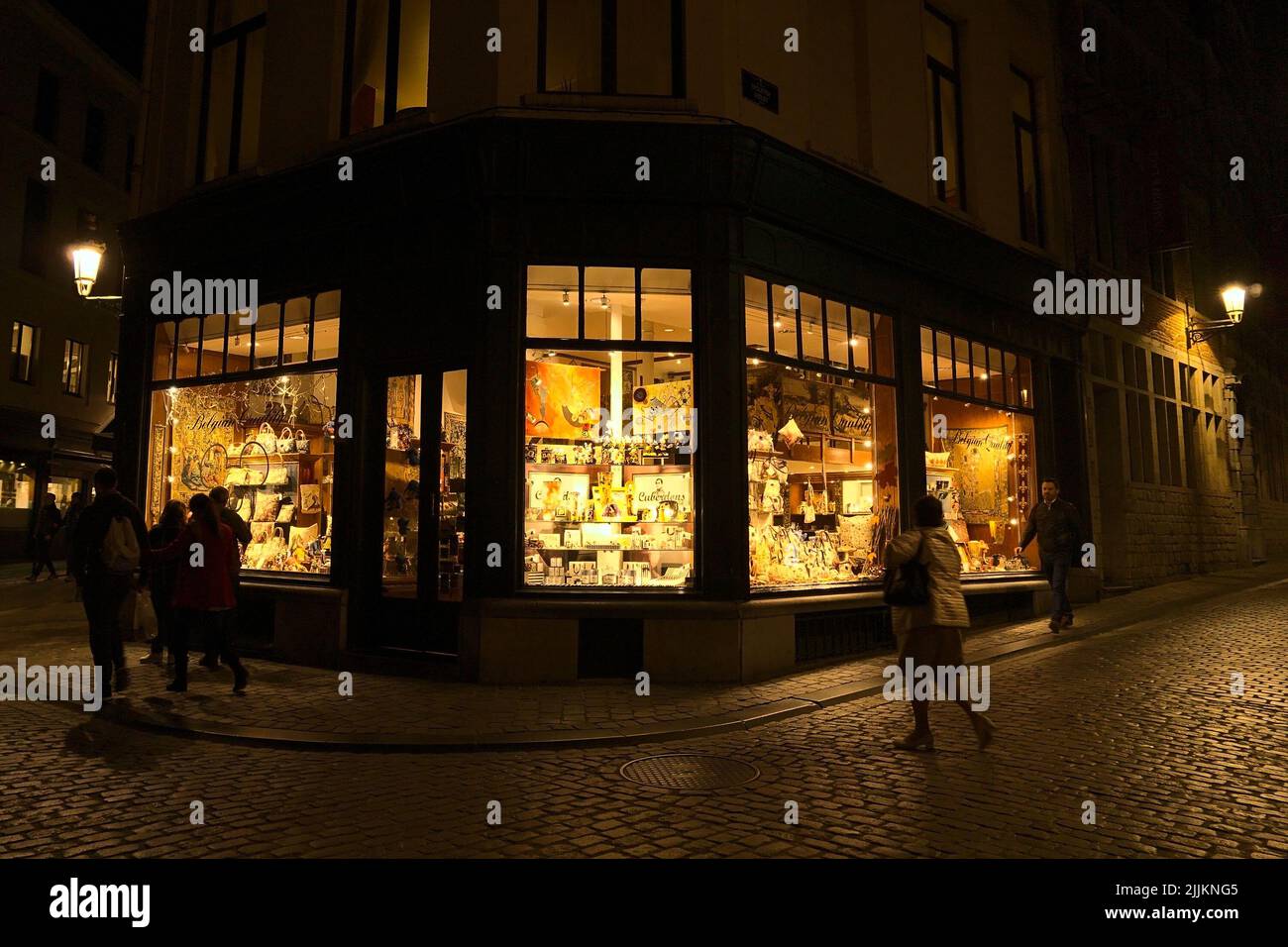 Store closed at night hi-res stock photography and images - Alamy