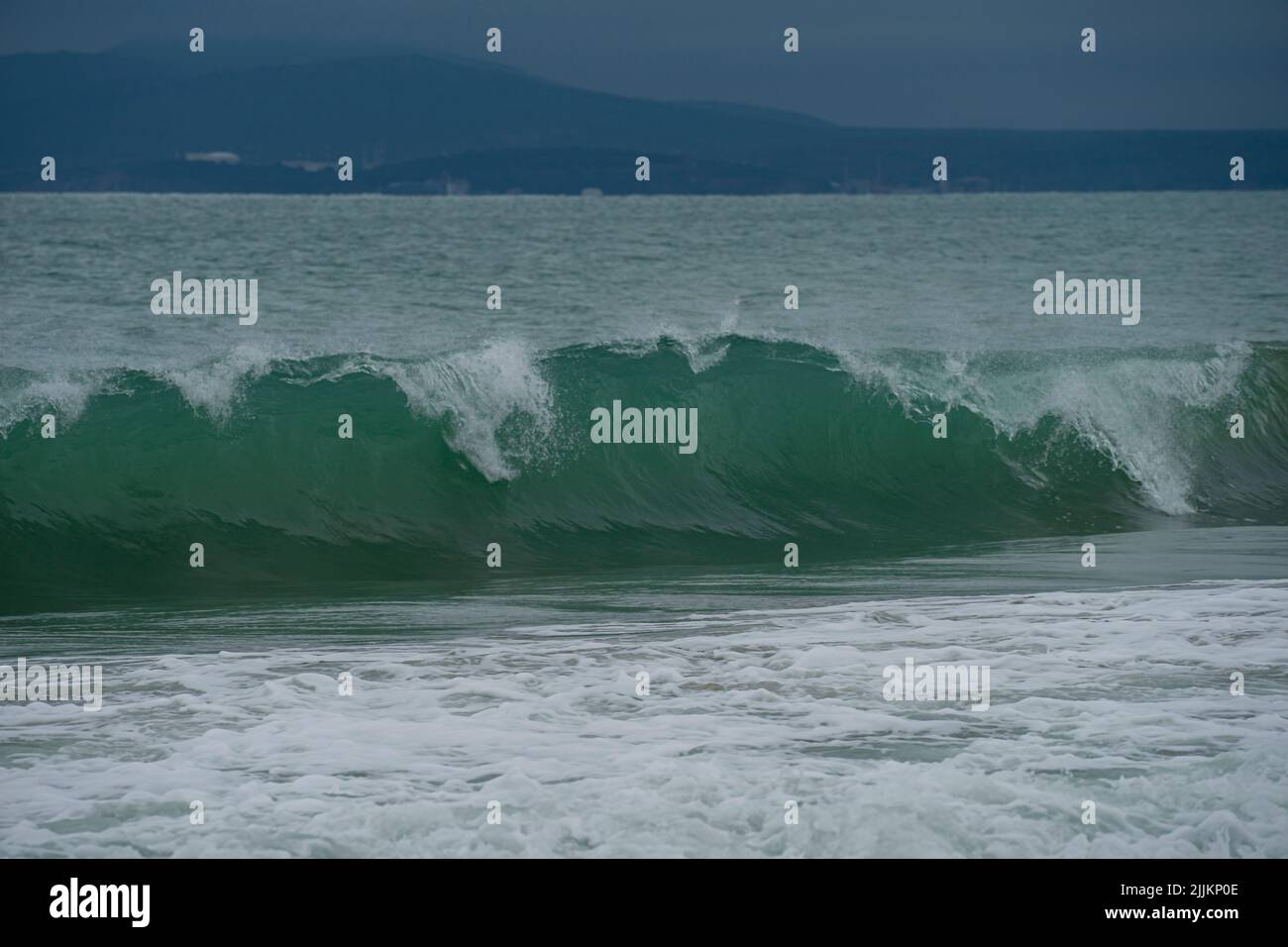 Vast ocean waves hi-res stock photography and images - Alamy