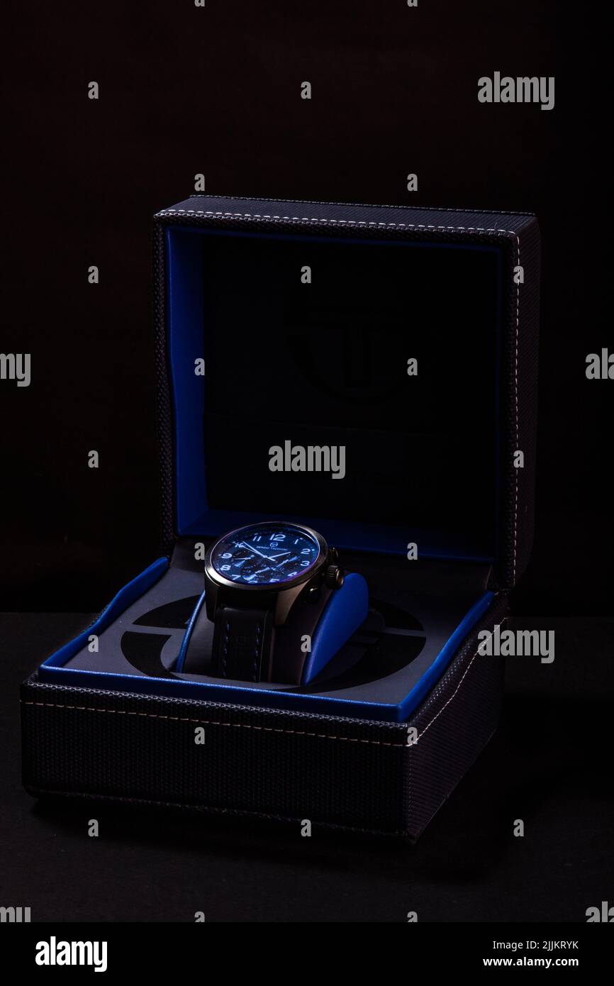 Hand clock blue hi-res stock photography and images - Alamy