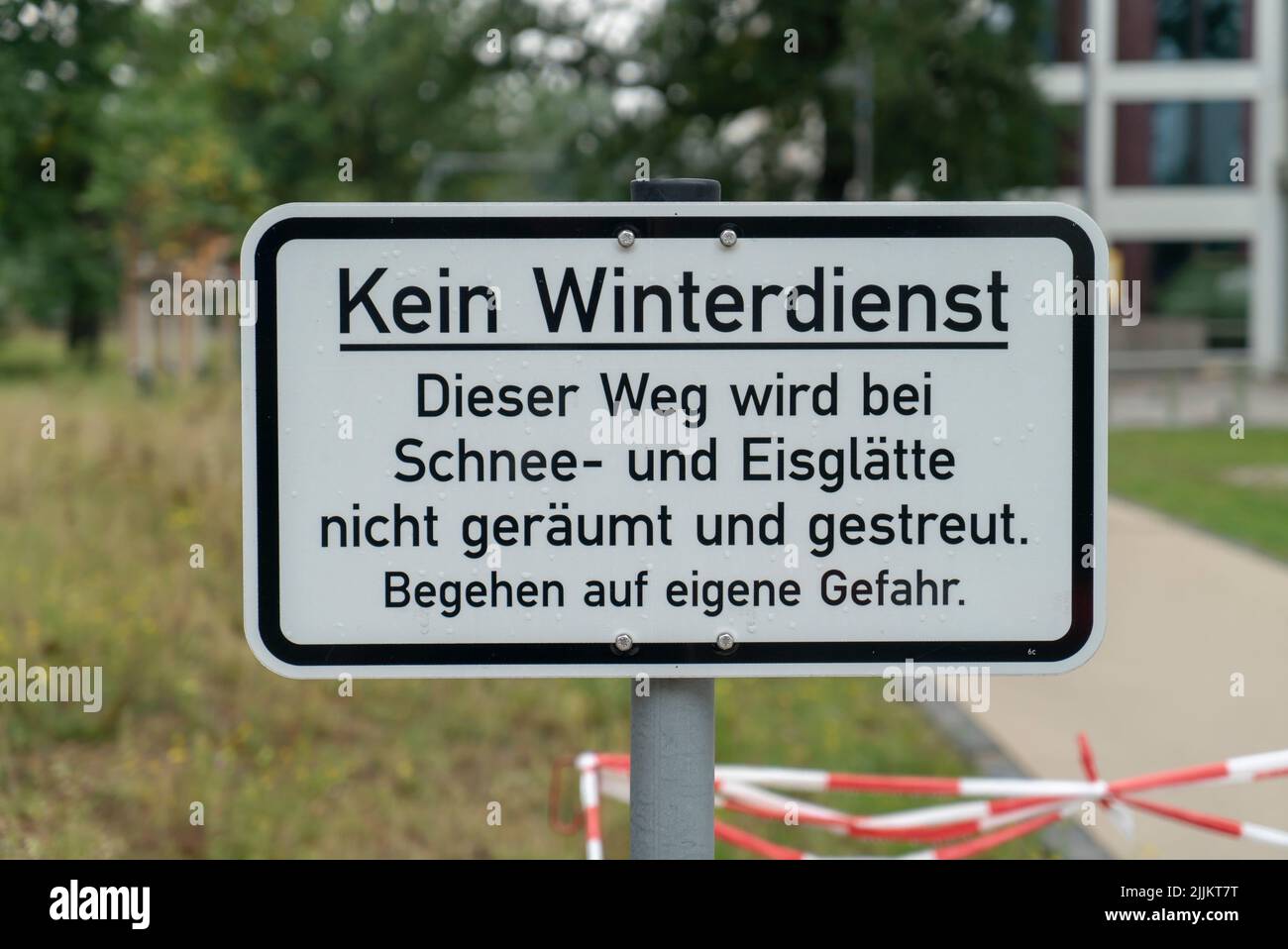 A road sign in German, translation: "No winter service This path is in ...