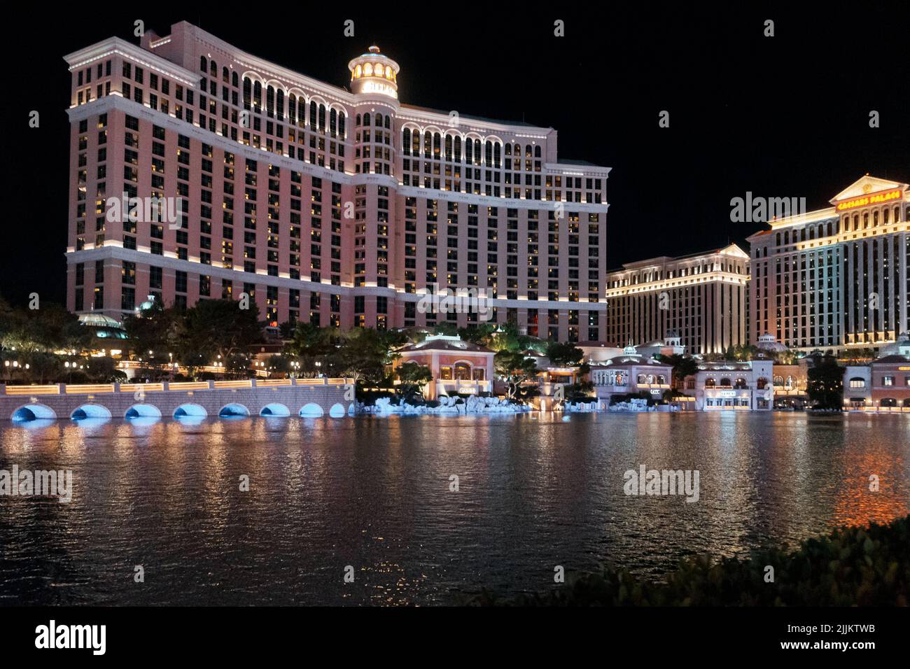 A night view of the Bellagio Hotel and Casino with a view of the famous ...