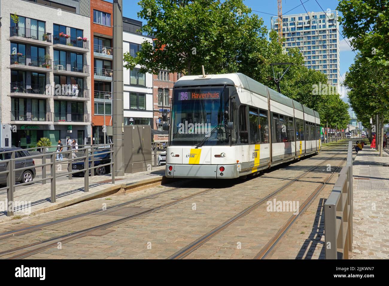 Antwerpen, Straßenbahn Richtung Hafenhaus // Antwerp, Tramway Direction ...