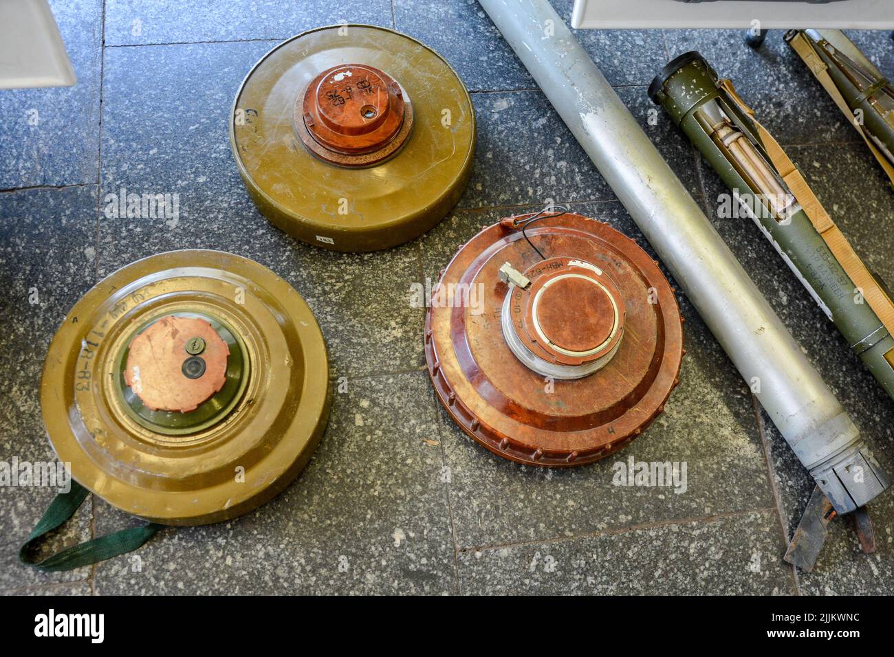 Anti tank mines hi-res stock photography and images - Alamy