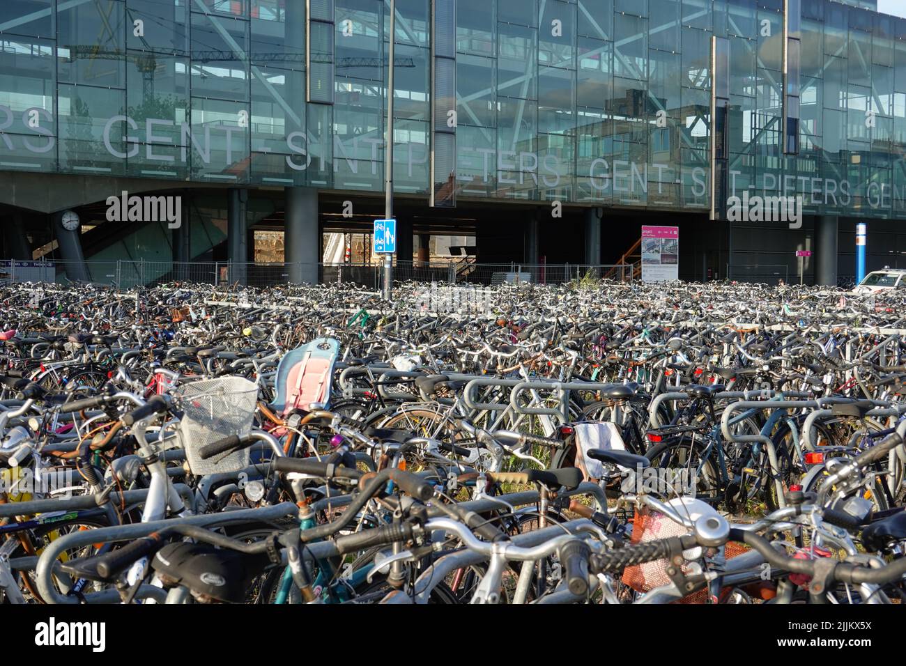 Gent, Fahrradparkplatz am Bahnhof St-Pieters // Ghent, bicycle parking ...