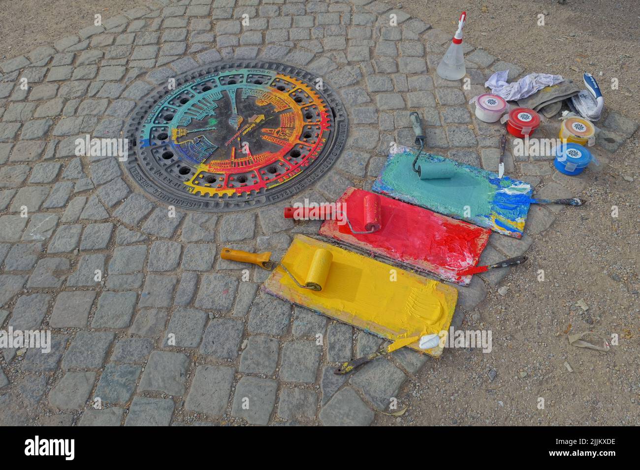Berlin, Kanaldeckel als Motiv für Souveniers // Berlin, manhole cover ...