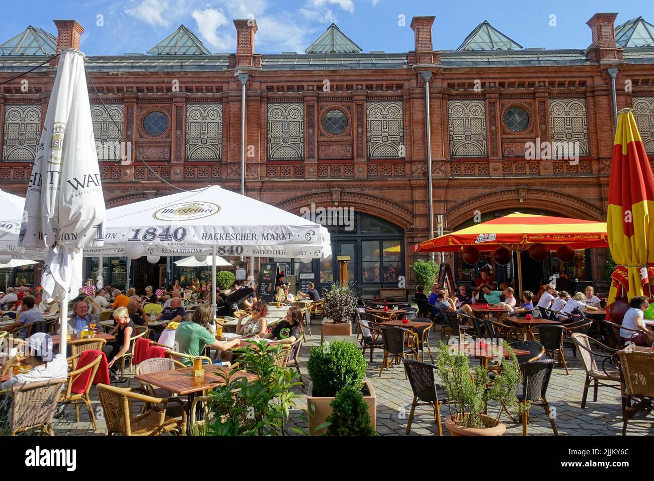 Berlin, Hackescher Markt, dahinter S-Bahn-Station // Berlin, Street ...