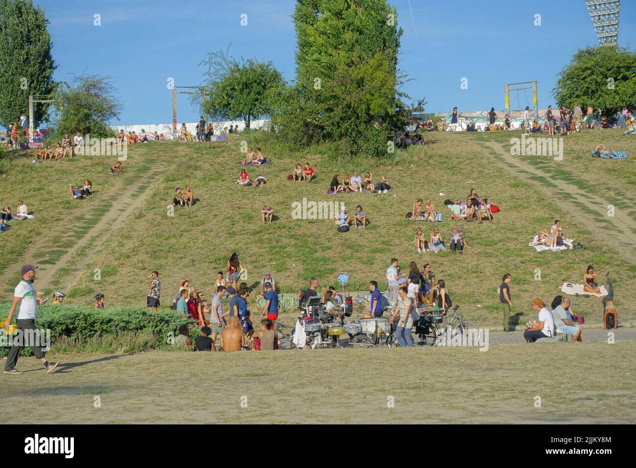 Mauerpark menschen hi-res stock photography and images - Alamy