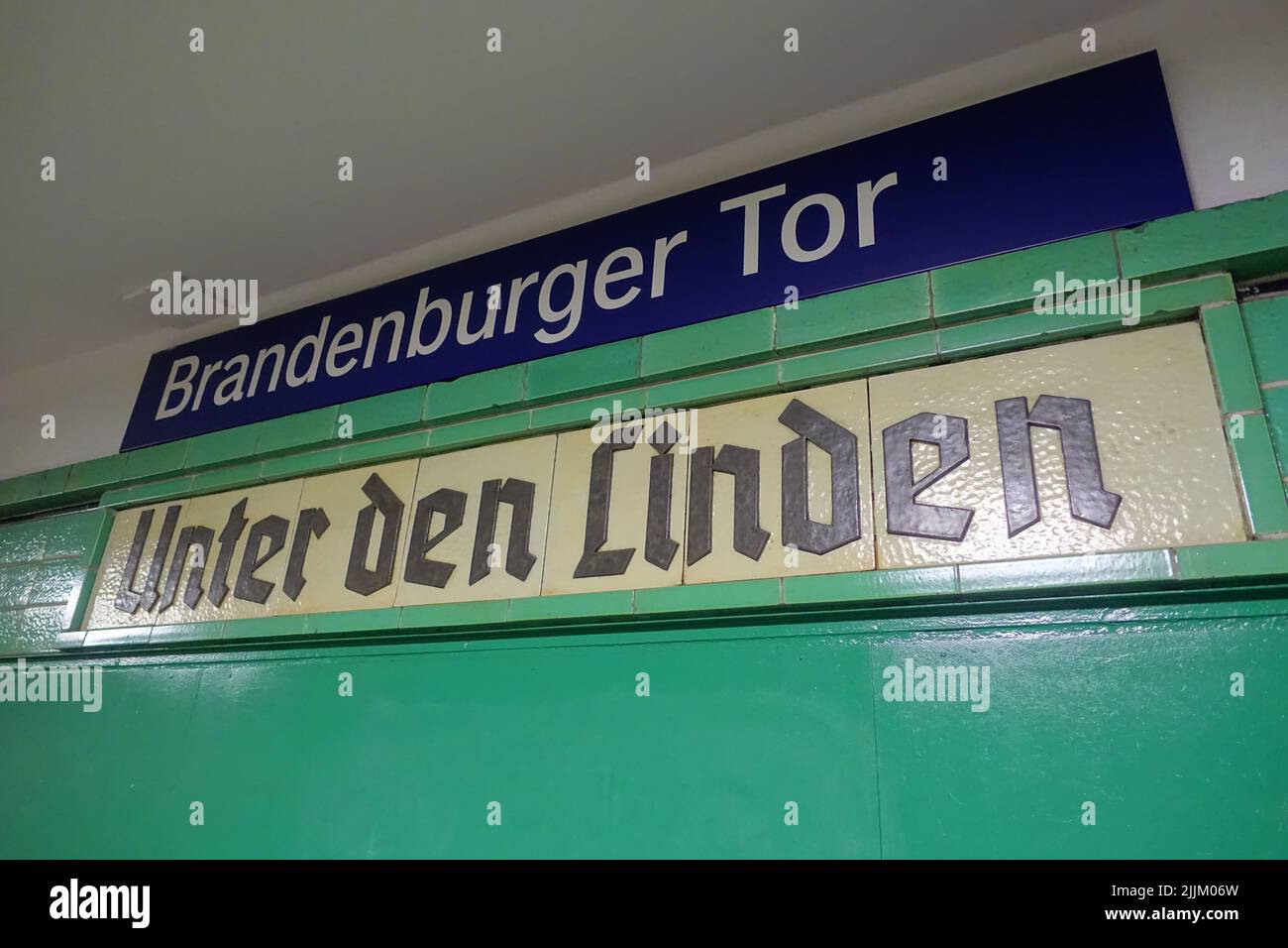 Berlin, S-Bahn Brandenburger Tor - Unter den Linden Stock Photo - Alamy