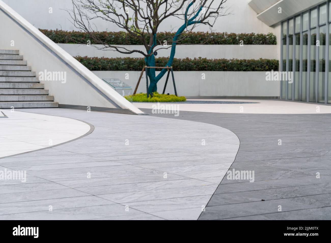 Empty square and modern building hi-res stock photography and images ...