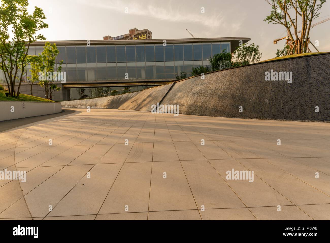 Empty square and modern building hi-res stock photography and images ...