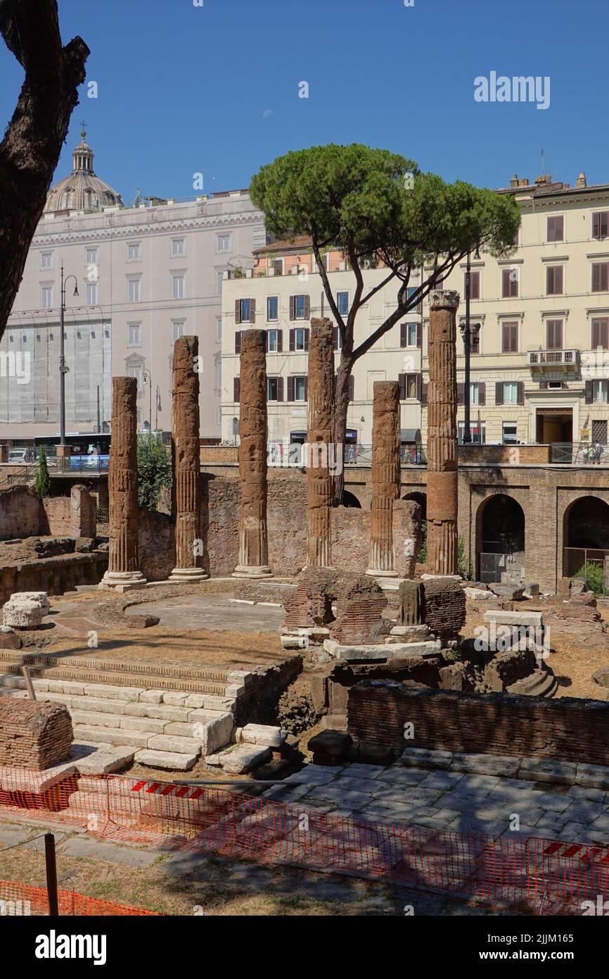 Rom, Largo di Torre Argentina // Rome, Largo di Torre Argentina Stock ...