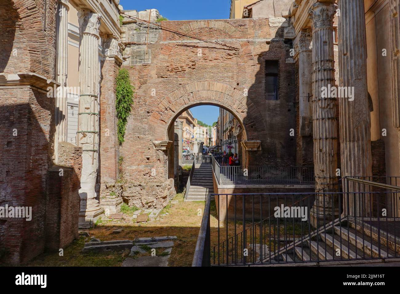 Rom, Portikus von Octavia // Rome, Portico di Ottavia Stock Photo - Alamy