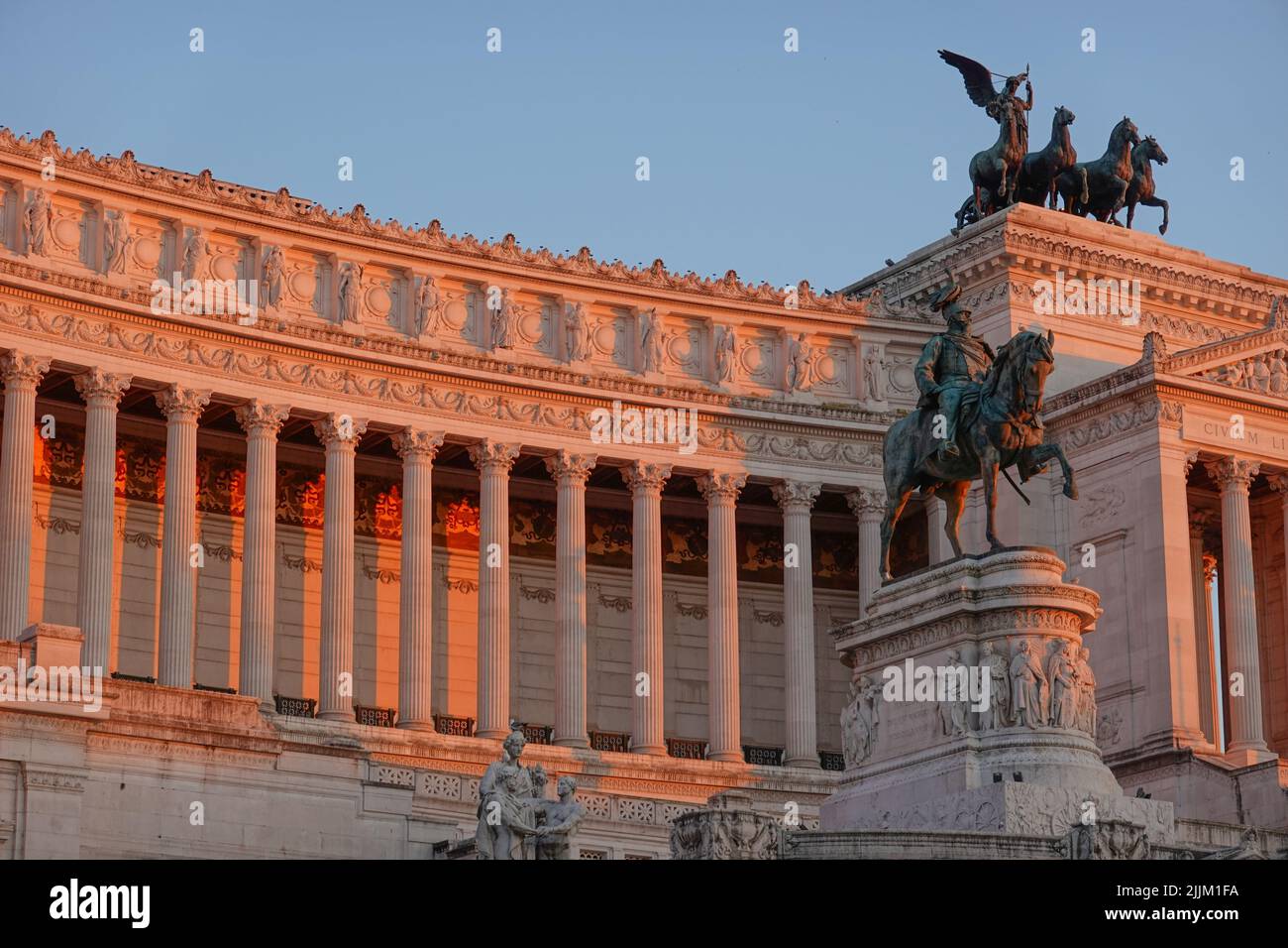 Statue rom vittorio emanuele hi-res stock photography and images - Alamy