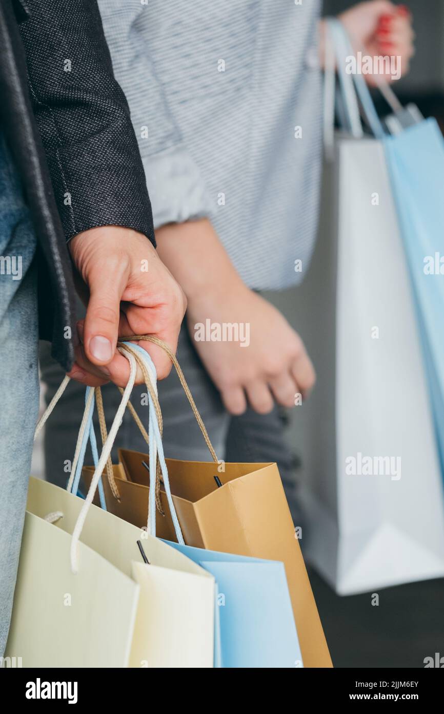 Hold hand shopping hi-res stock photography and images - Alamy