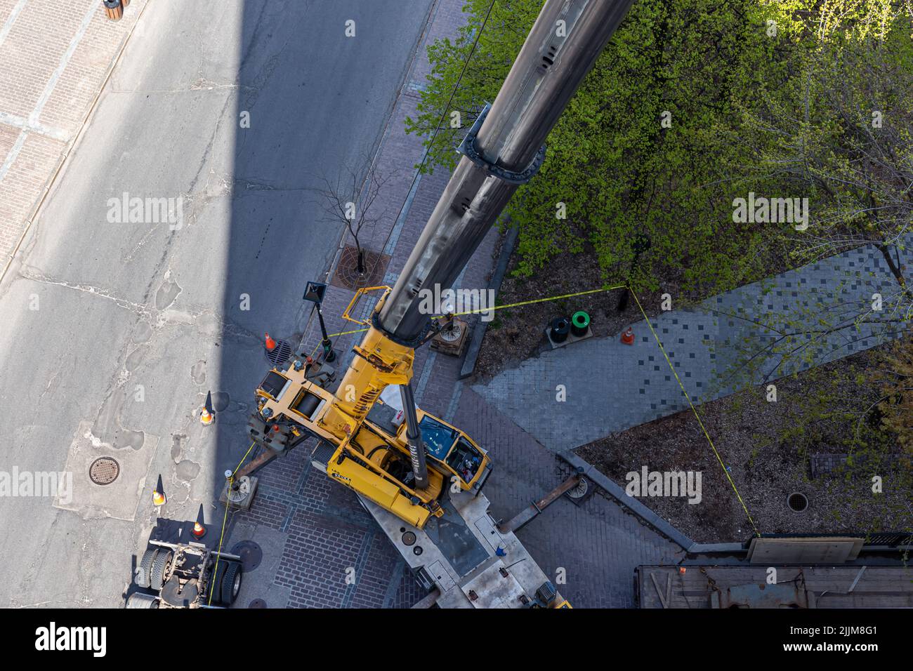 Crane operation hi-res stock photography and images - Alamy