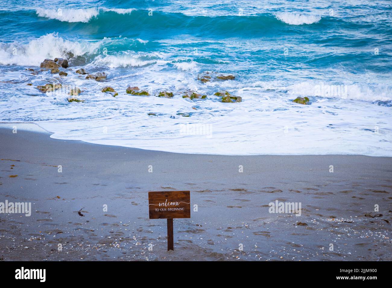 Empty sandy beach ocean waves hi-res stock photography and images - Alamy