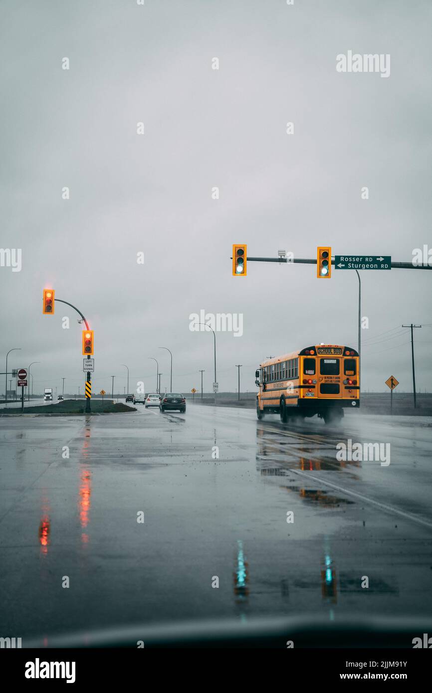 Bus traffic rain hi-res stock photography and images - Alamy