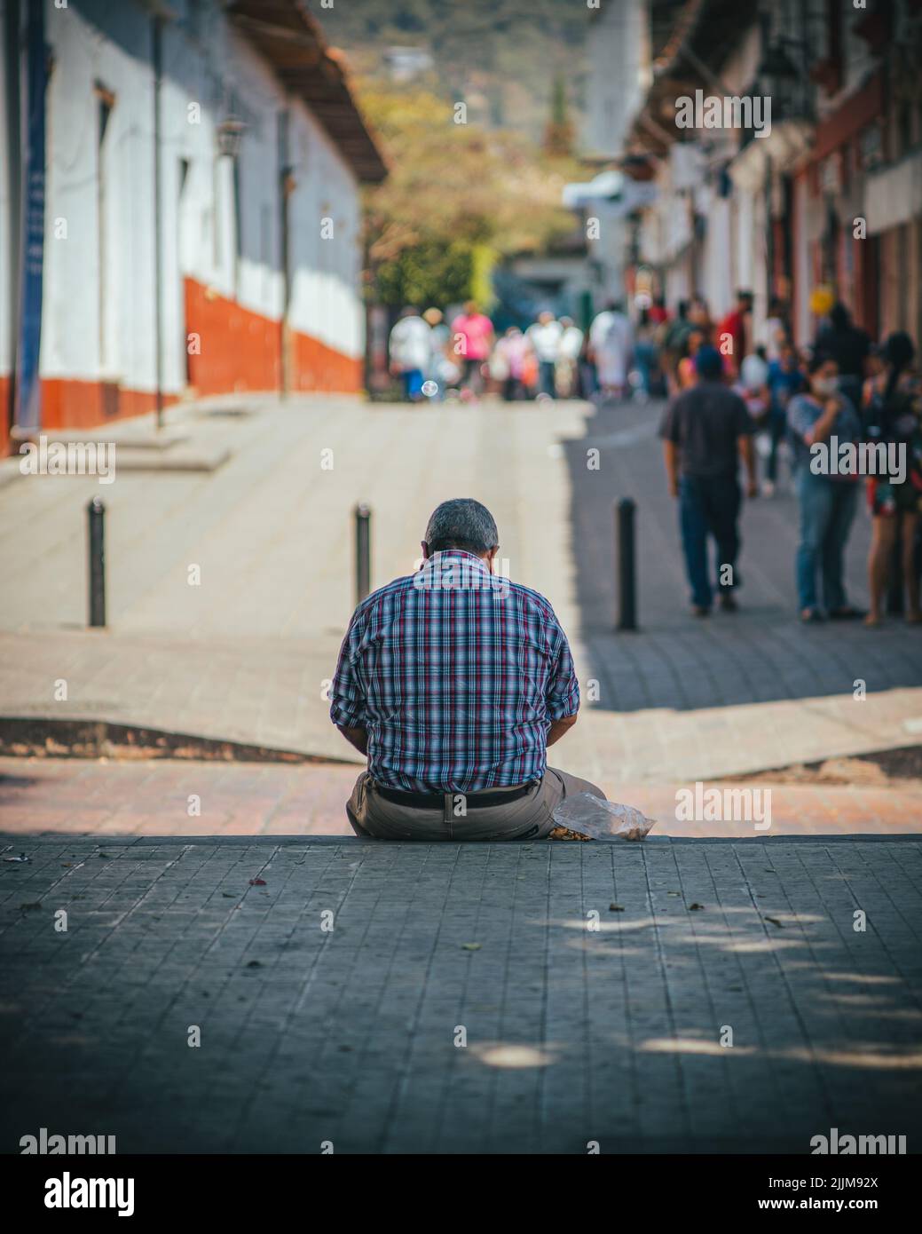 Back view man hi-res stock photography and images - Alamy